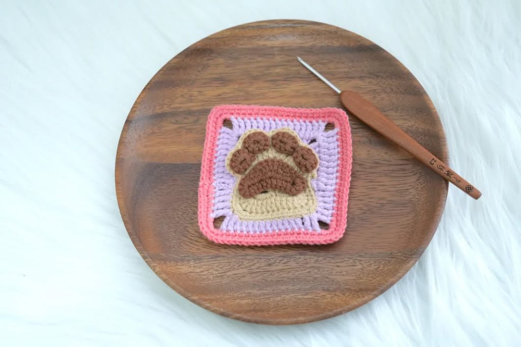 Crochet Paw Print Granny Square Pattern Free
